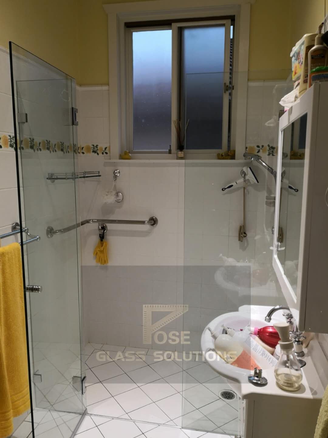 SHOWER SCREENS and MIRRORS – POSE GLASS SOLUTIONS
